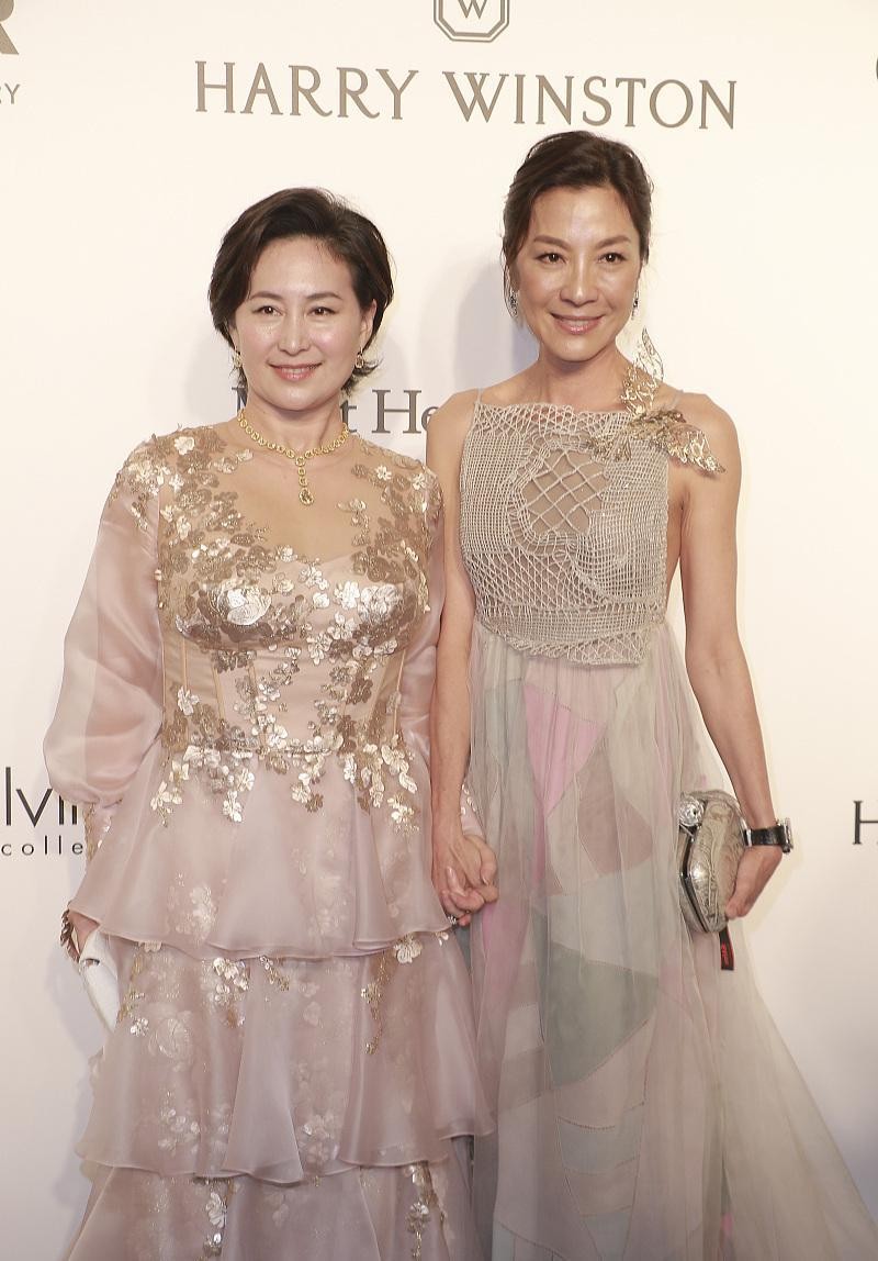 He Chaoqiong has a shrewd face, wears an exquisite sequined skirt and ...