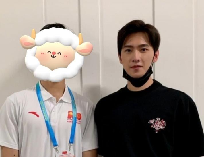What does Yang Yang look like in real life?Appearing at the backstage ...