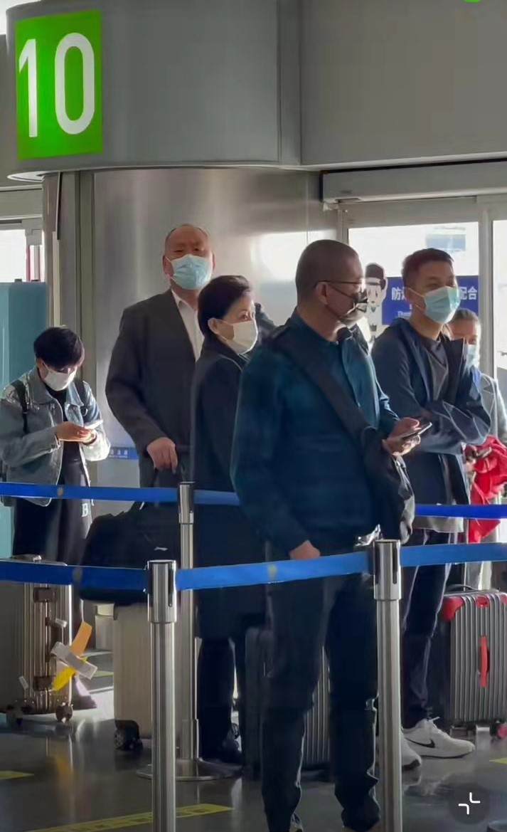 53-year-old Yang Lan appeared at the airport. She was praised for her ...