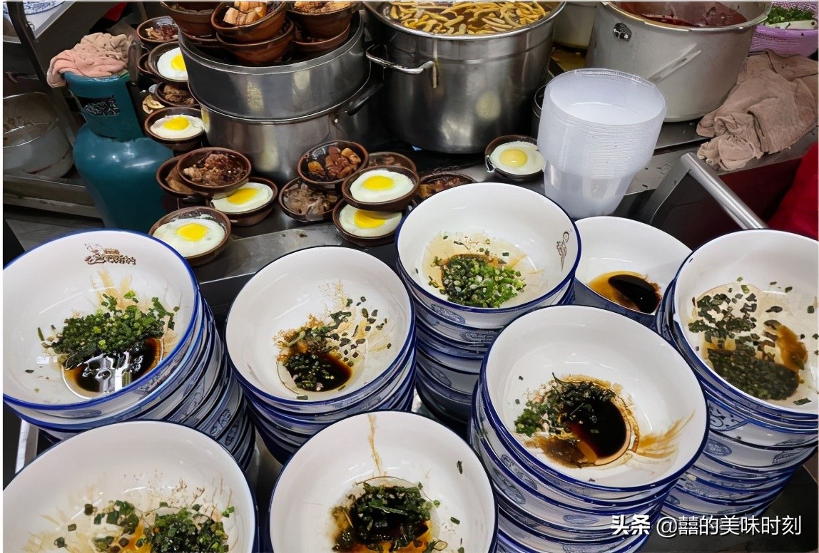 The No. 1 rice noodle shop in Changsha, Hunan, sells more than 2,000 ...