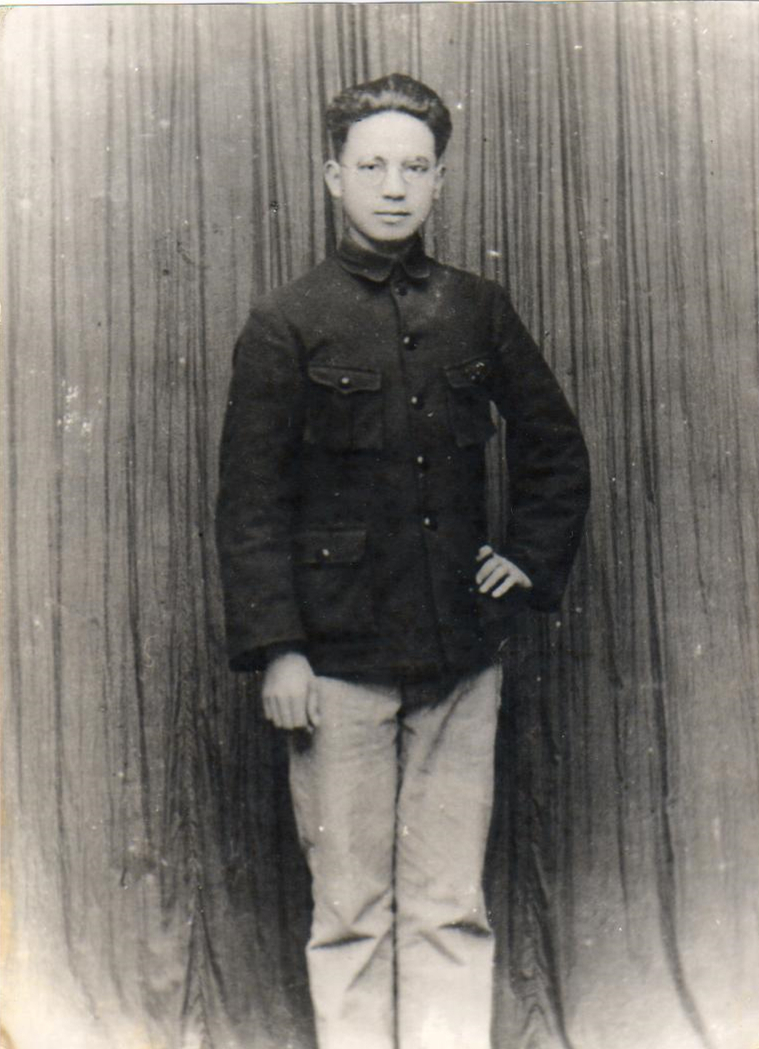 Feng Xinyu: Life in Six Photos - iNEWS