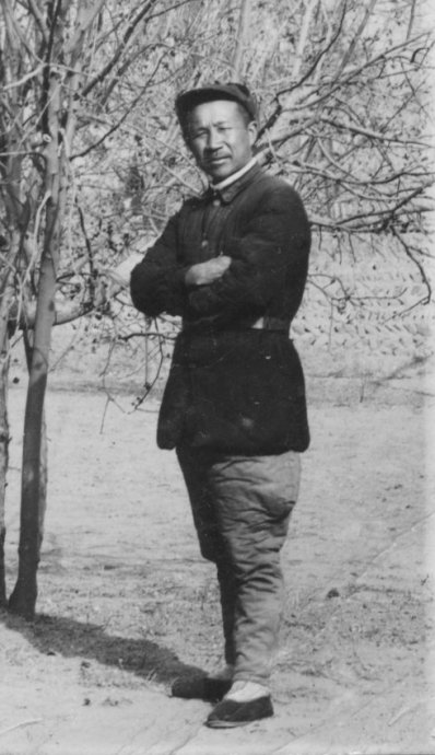 Zhang Yunyi saw a soldier picking up cigarette butts and smoking, he ...