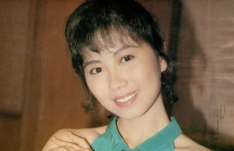 Hong Kong Bao Ling turned into the Queen of Jewelry, experienced two ...