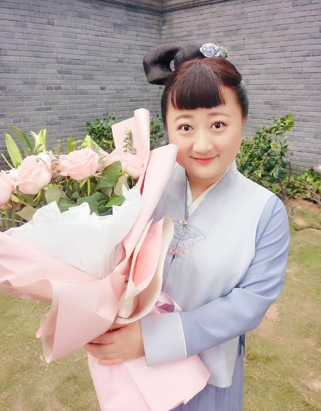 She was Tang Yan's best friend! Now Li Qin's little follower, still ...