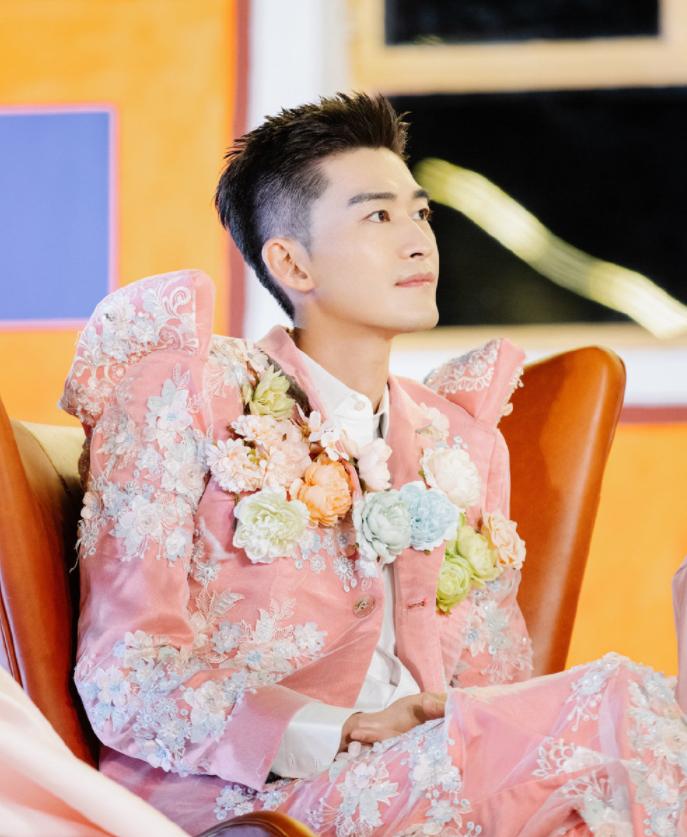 "Taohuawu" catwalk stills are released, Zhou also looks like a model ...