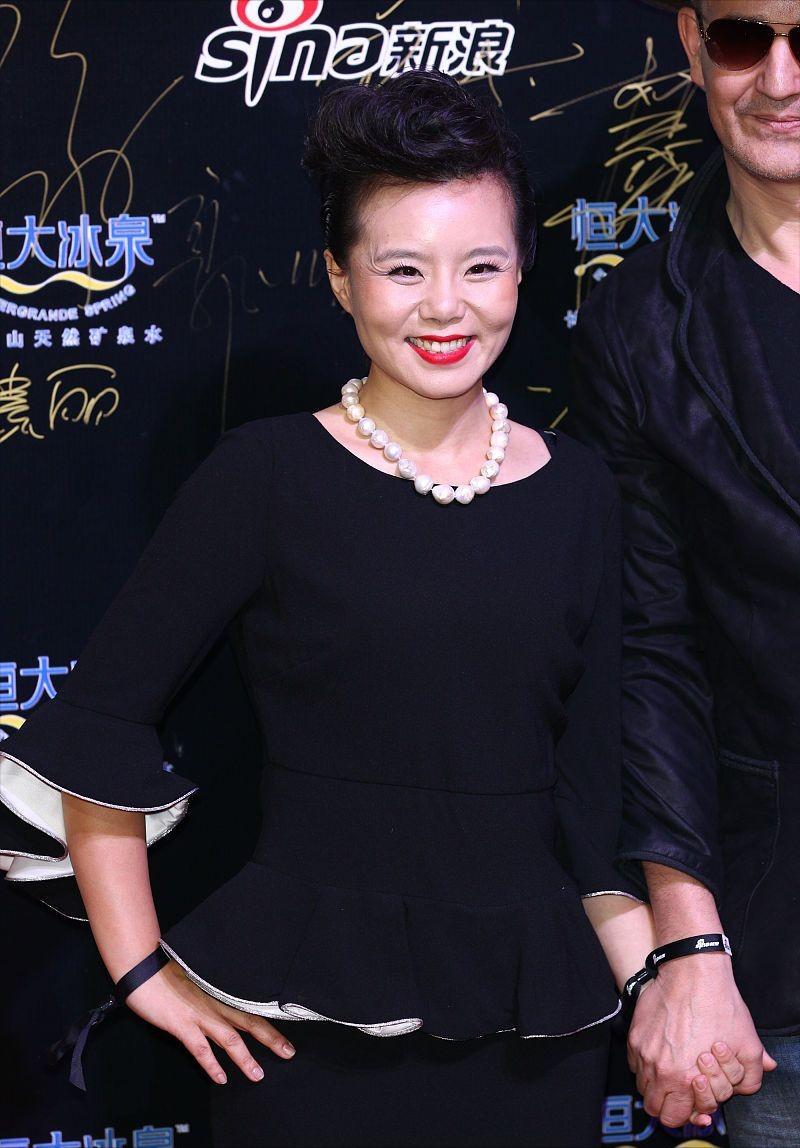 Gong Linna is a circle smaller than her foreign husband. She wears a ...