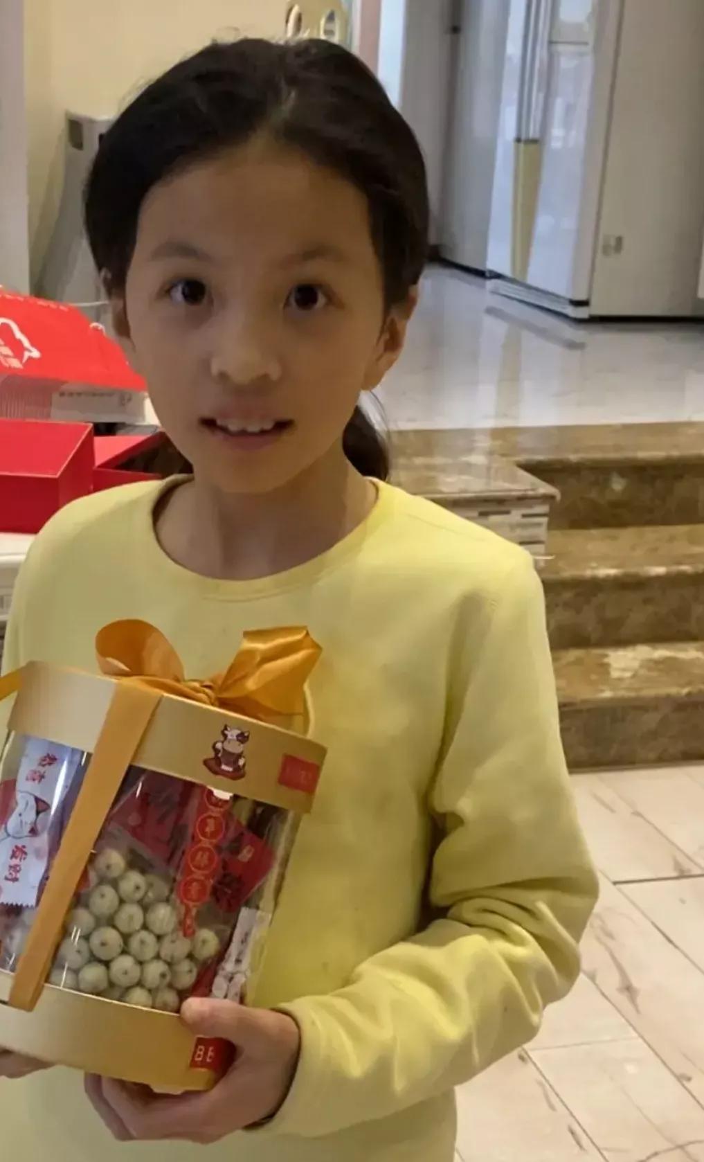 The small bracelet makes it difficult for Director Meat to fall asleep! Zhou Qun's daughter eats ...