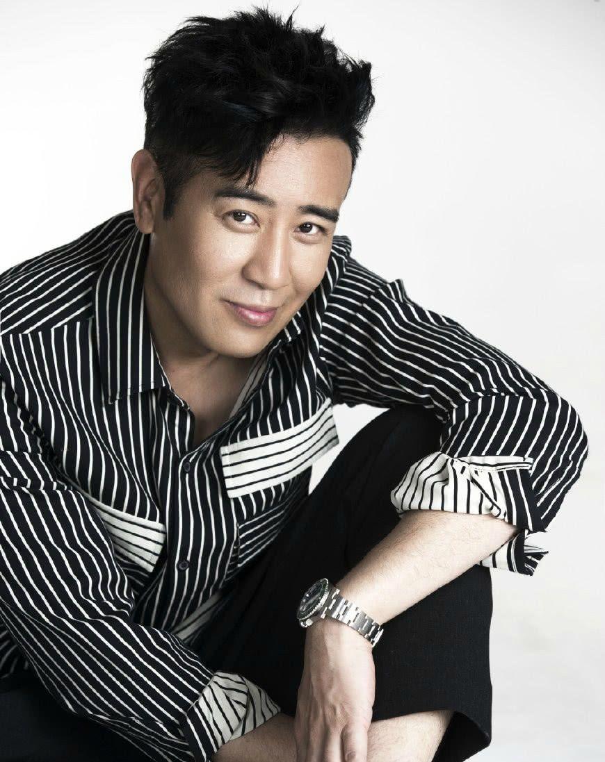 Yu Hewei and the three women behind him - iNEWS