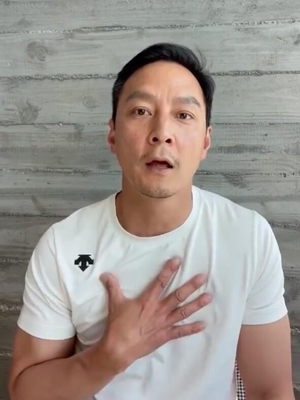 Daniel Wu puts on Curry's signature jersey, and his little fan is super ...