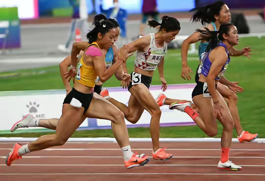 The female trapeze Ge Manqi won the gold medal in the 100-meter 200 ...