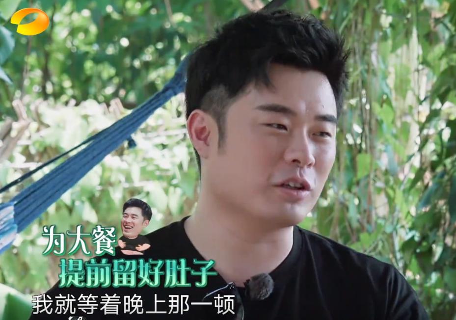 Eating crayfish late at night, Chen He and Zhang Yixing let us see the gap between ordinary ...