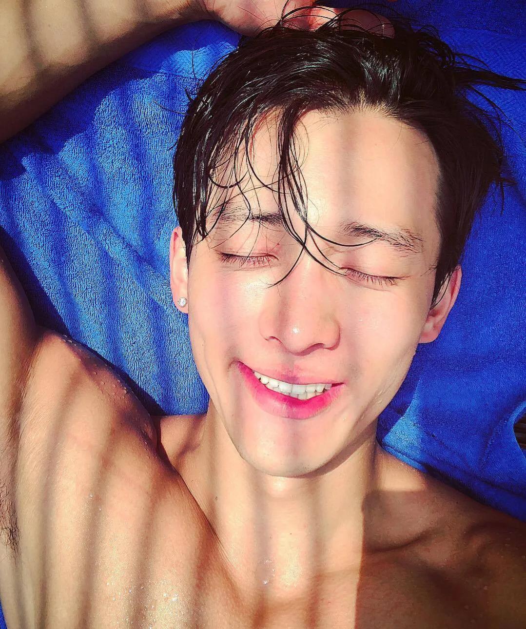 正裝渣男早期視頻扒出，肌肉野性硬漢氣質型男侯雯元受歡迎 - 資訊咖