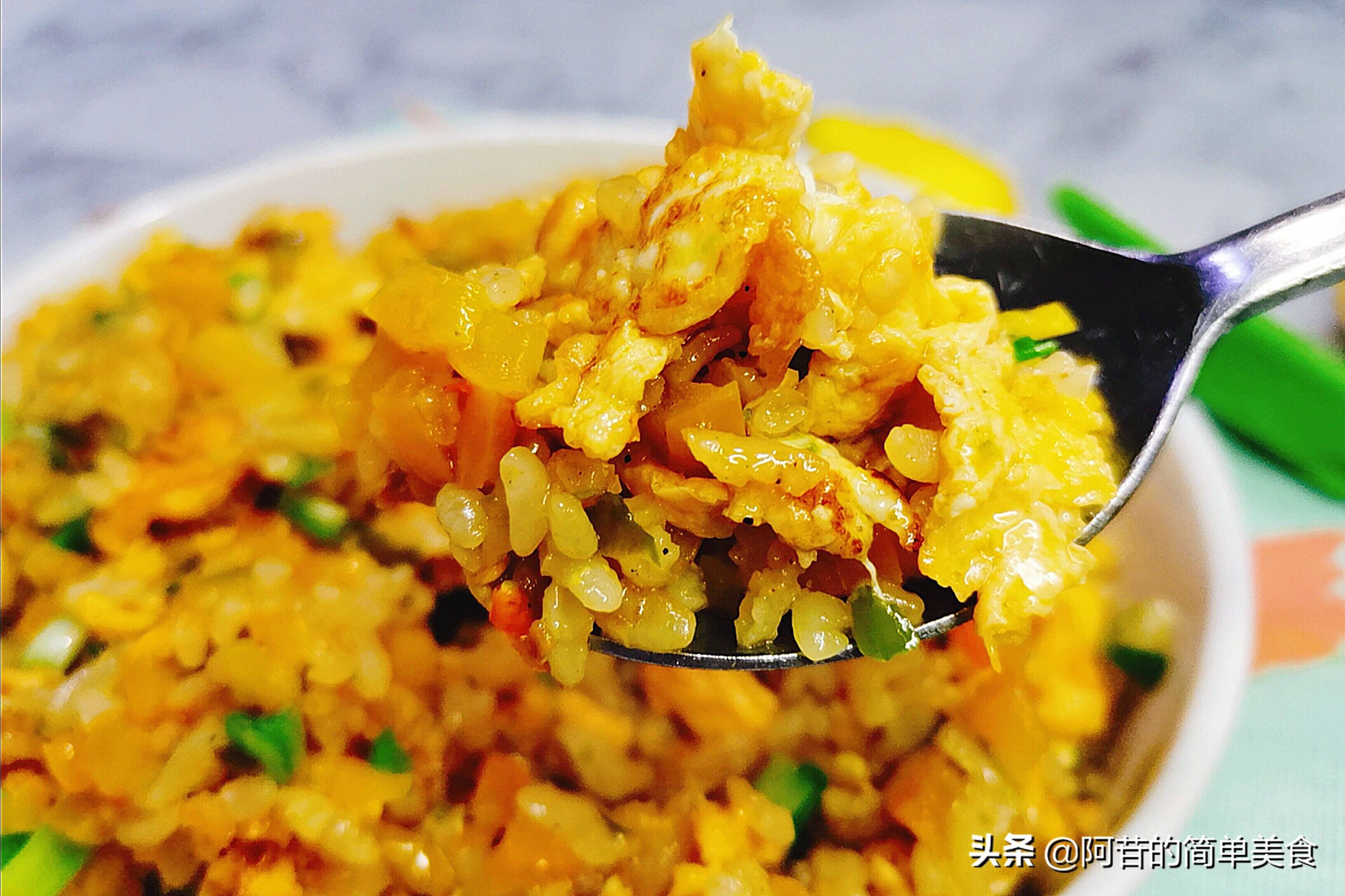 Share a fresh and delicious fried rice with colored peppers, the salty ...