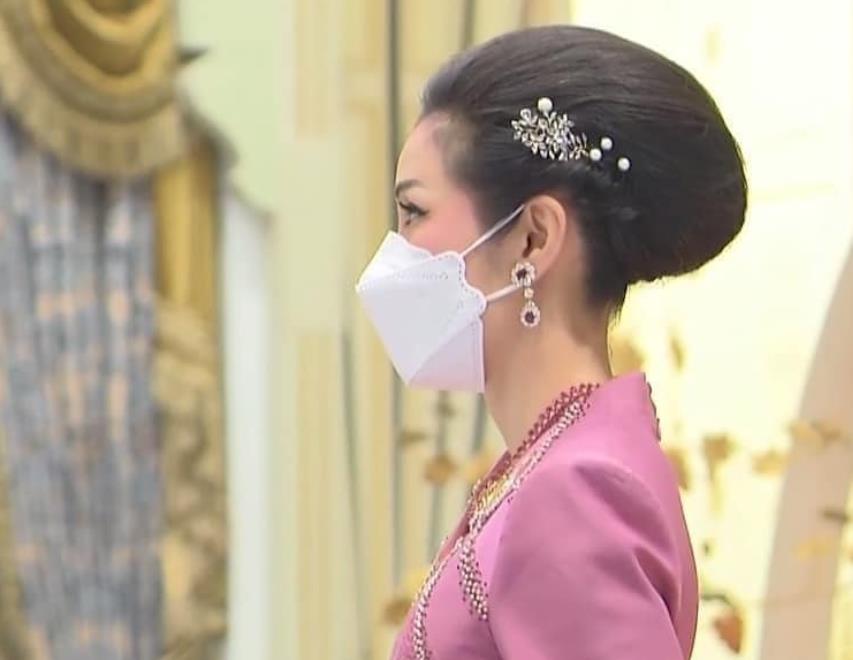 Sinina used a trick to support her 20-year-old close female official ...