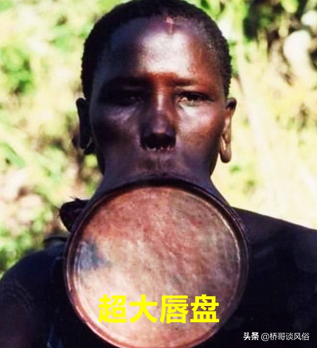 Morsi customs: the custom of lip discs, cut the lips and put them in ...