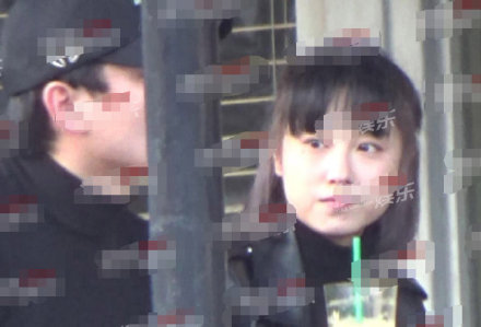 Wang Yanlin Ai Jiani was photographed by the media holding hands and ...