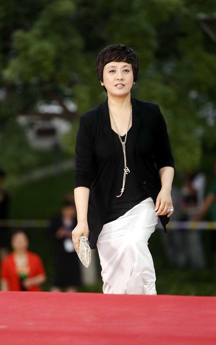 Deng Jie is too old to be elegant, her makeup is not heavy, her clothes are not gorgeous, but ...