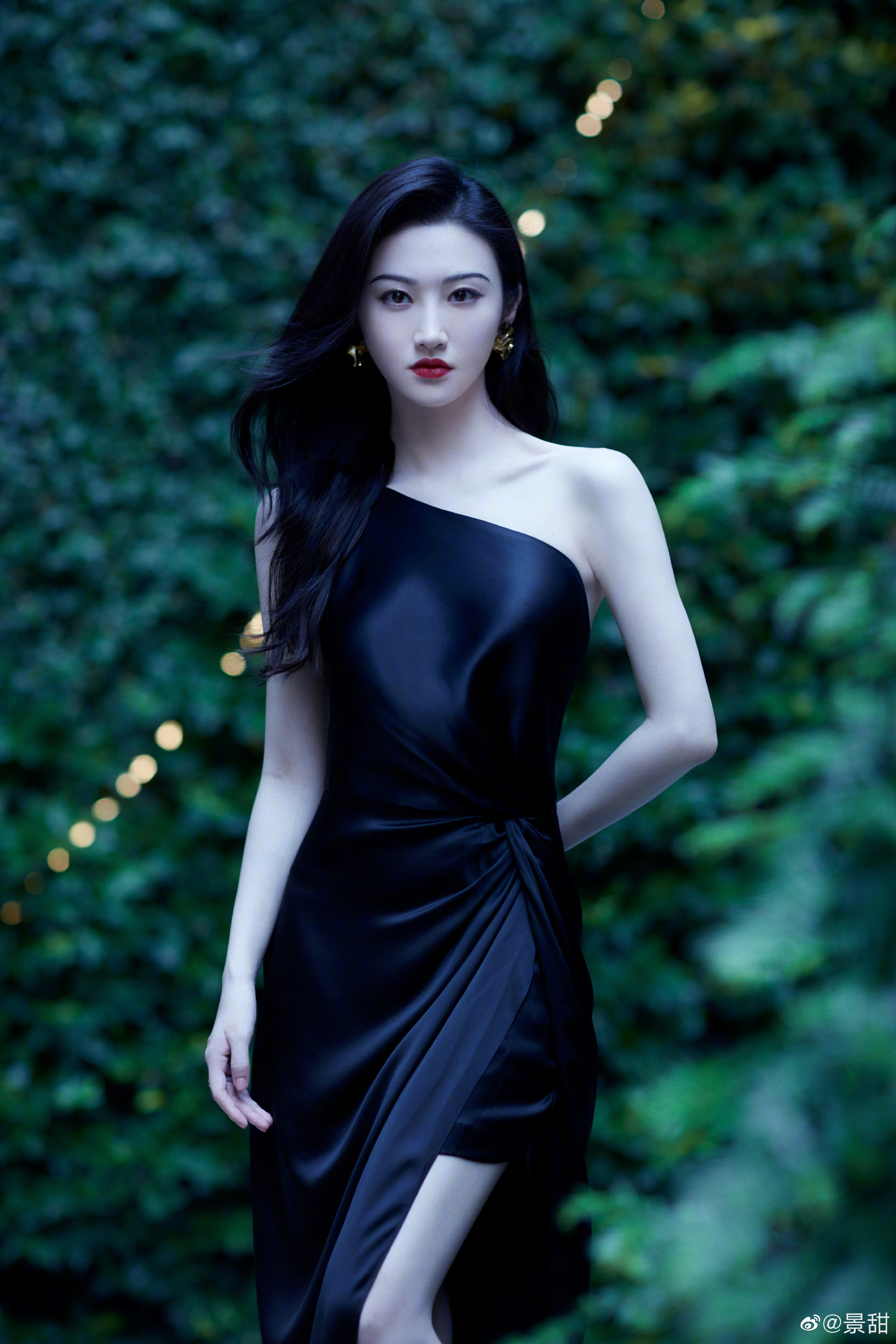 Photos-Jing Tian's graceful figure in a little black dress shows a ...