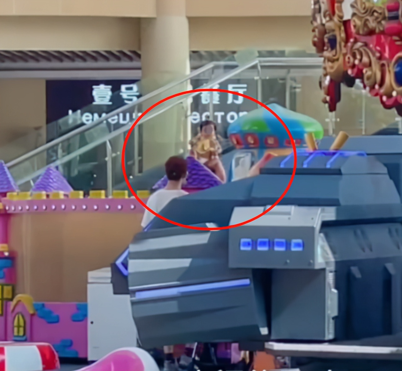 Zhang Yujian took his wife and daughter on a trip, Wu Qian dressed ...