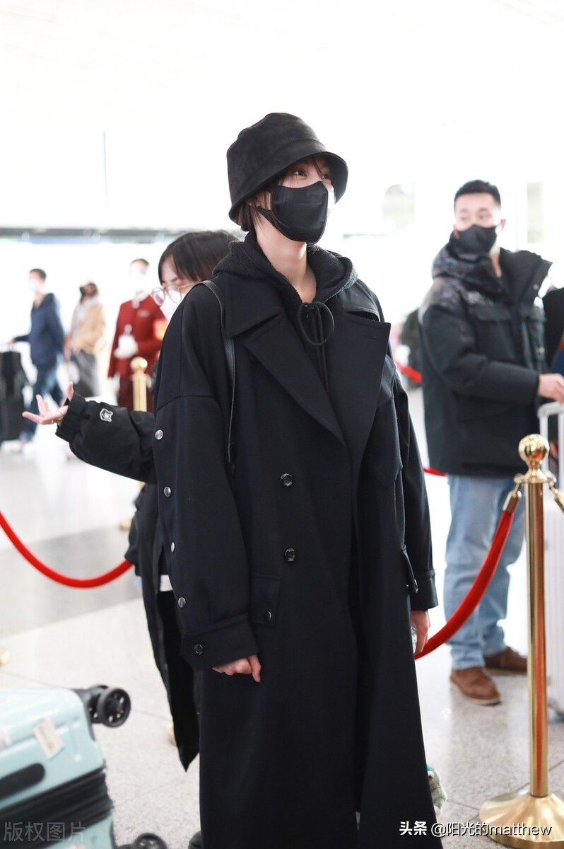 Street shot: Zhang Yishang all black look rushes to the trip, fresh ...
