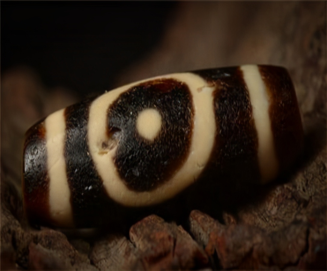 There are only two nine-eyed dzi beads left in the world. Jet Li spent ...