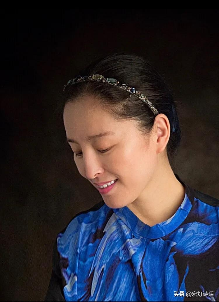 Hainan Haikou female poet Wang Xiaobing, we can't slow ourselves down - iMedia