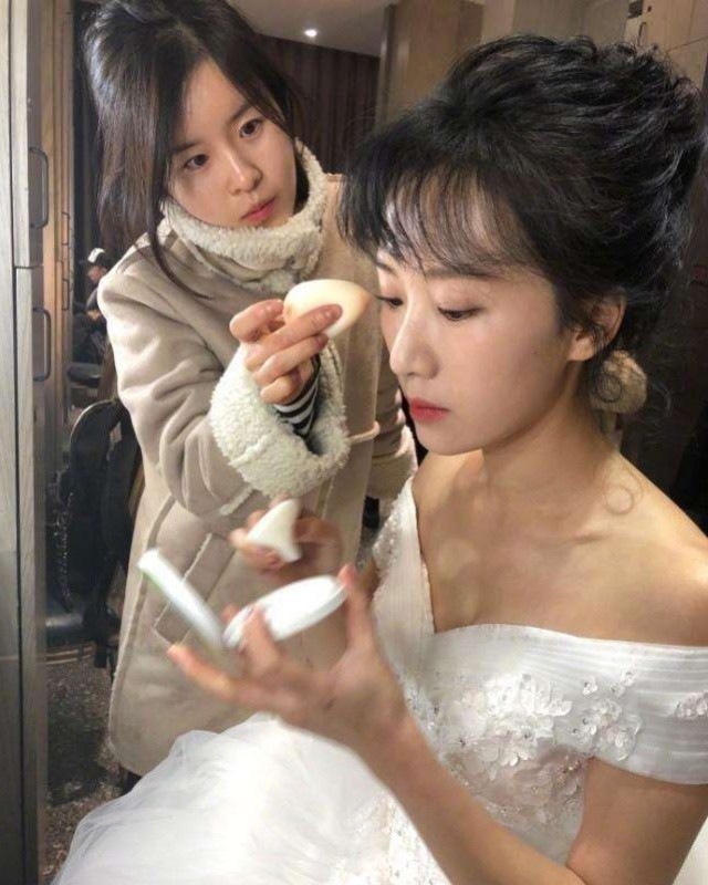 36-year-old Li Nian went to the exhibition alone, her slender back ...