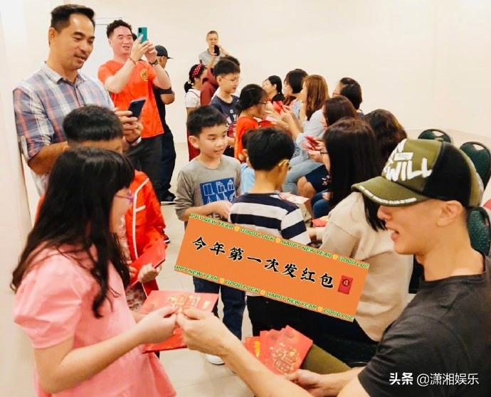 Wu Zun and his beloved wife attended a class reunion, and the group ...