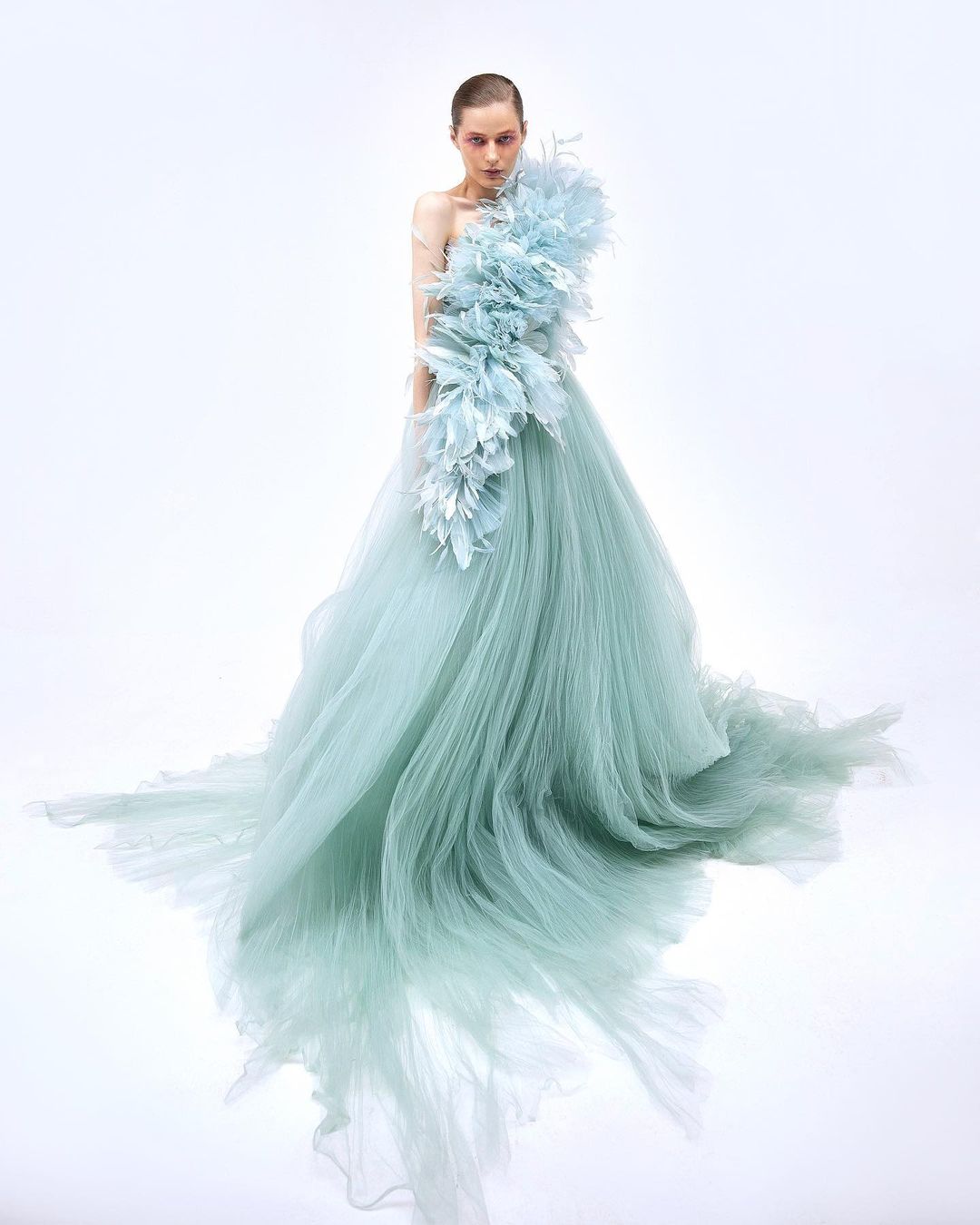 黎巴嫩Sara Mrad 2022春夏高定禮服，夢幻設計點亮女性氣質 - 資訊咖