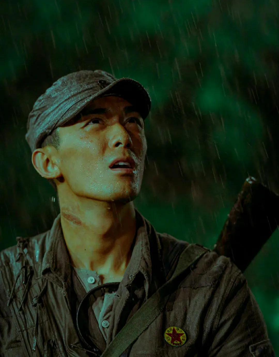 Wu Lei raised his head to catch the rain with a sad expression, and the ...