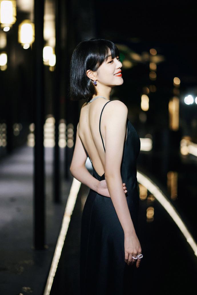 Li Xirui's black suspender skirt has a big beautiful back, and the ...