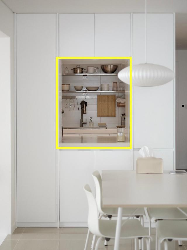 The 5m2 kitchen is dark and crowded. My friend smashed the wall ...