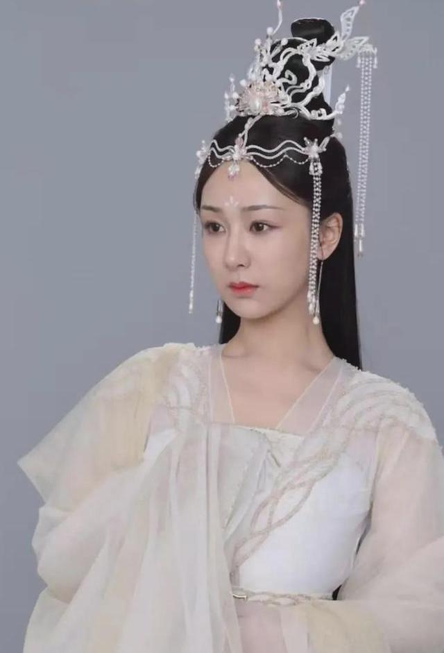 The classic images of beautiful women in rags in memory are so simple ...