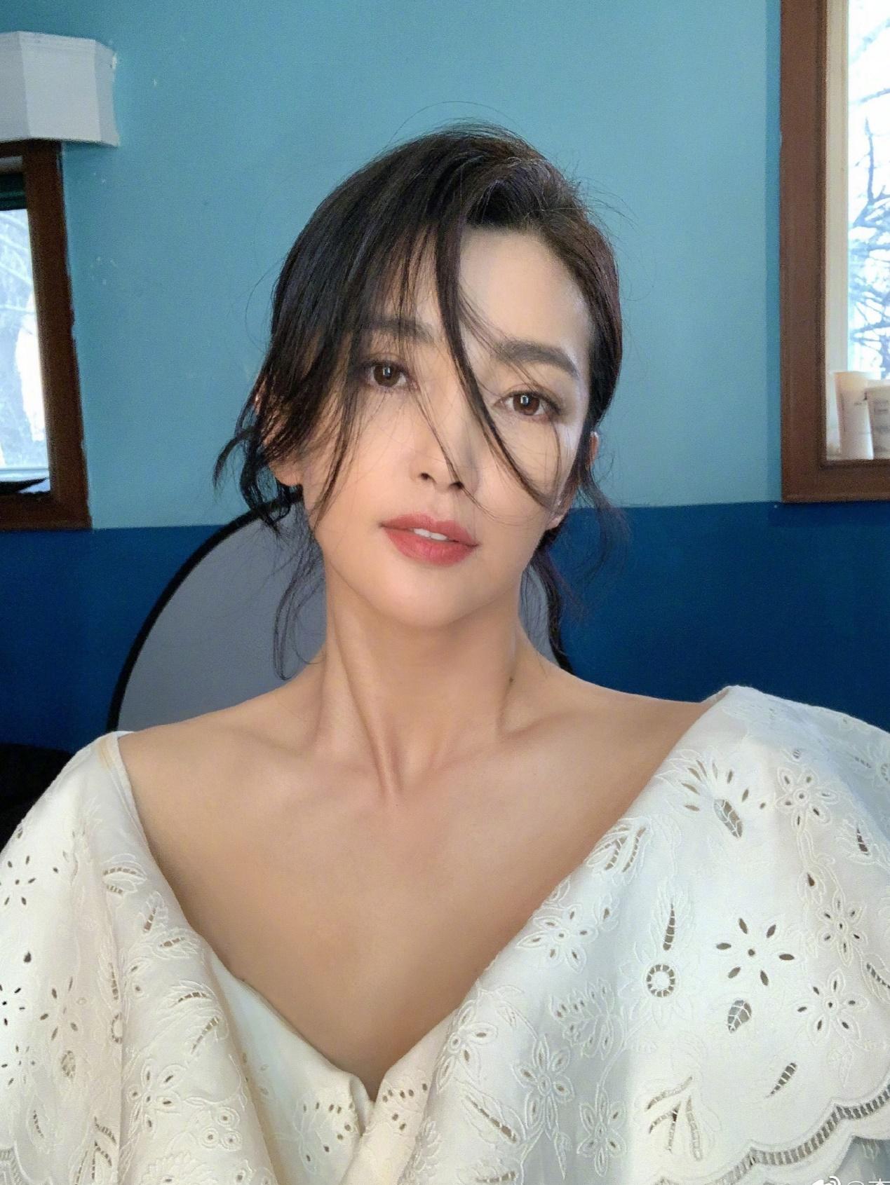 Li Bingbing, who is back to single, takes a selfie. At 48, he is in ...