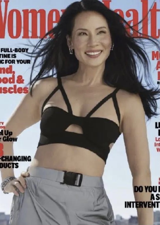 53-year-old Liu Yuling appeared in a magazine and wore a hollow tube top to show her figure. He ...