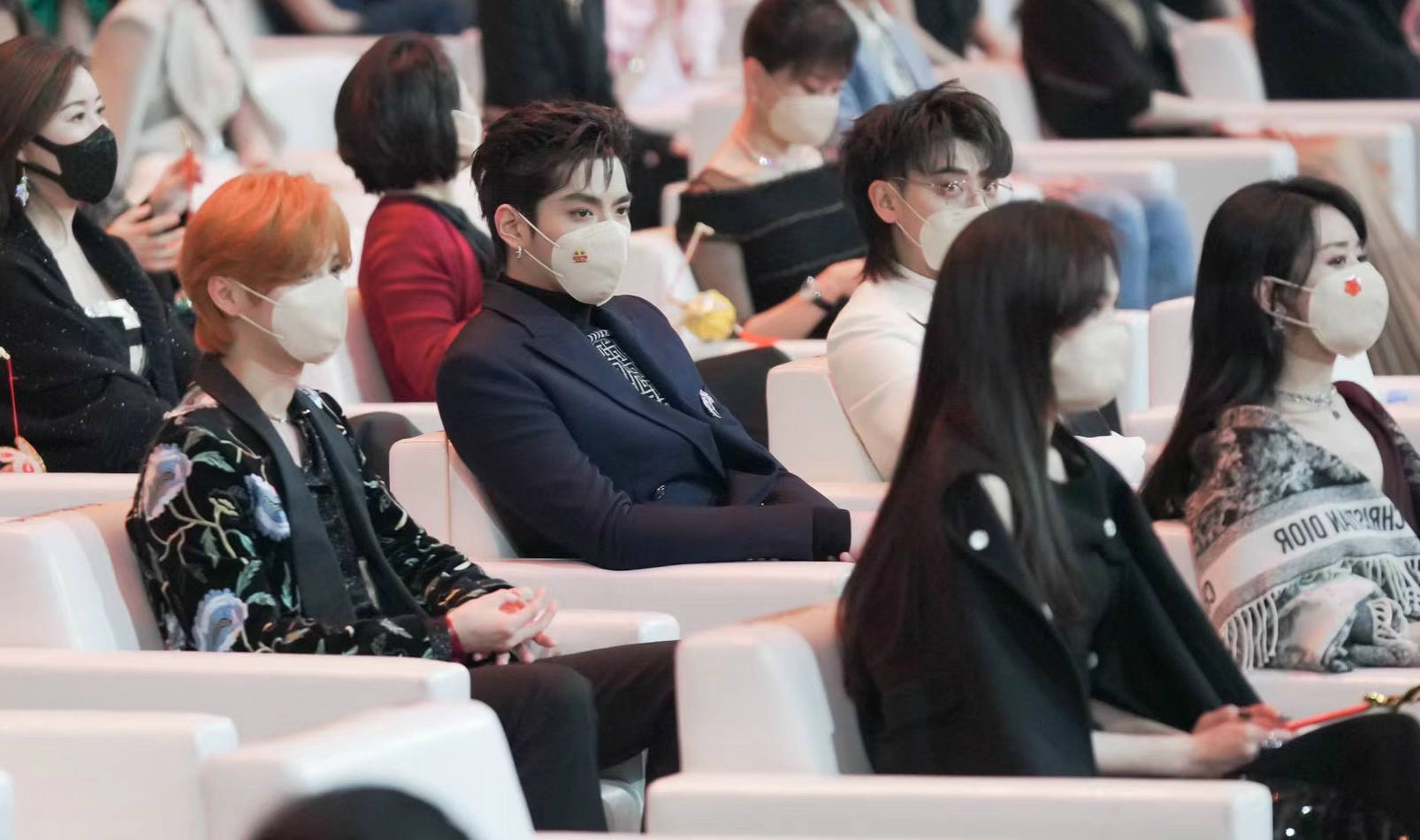 Weibo night is really fragrant live: Chen Sicheng changes seats, Deng Chaochao is considerate ...