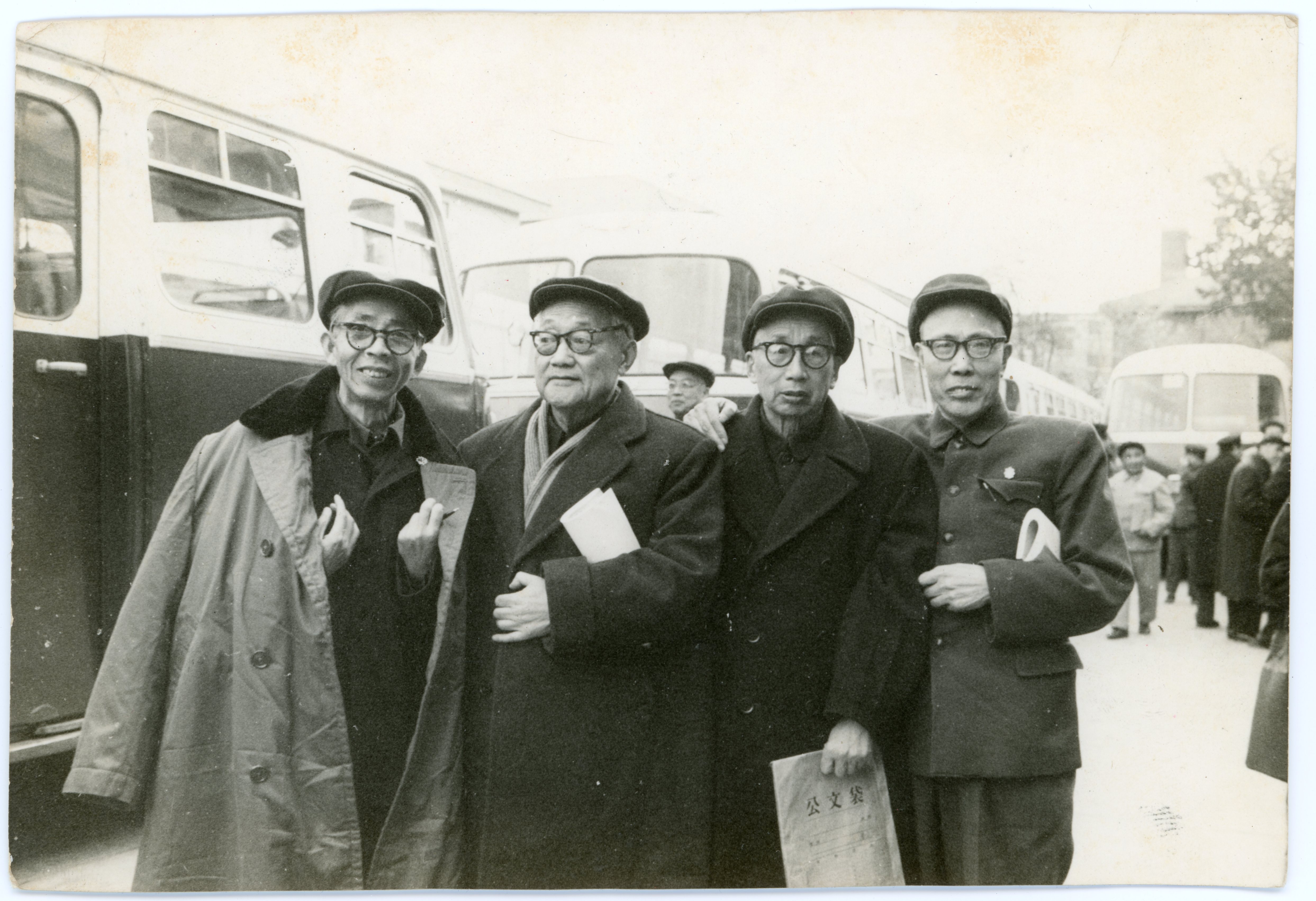 Xiao Yin asked Xu Kailei to write a biography of Ba Jin for the ...