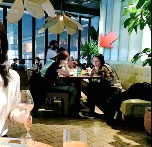 Guo Biting and Zeng Yike were met by chance at a restaurant party. The ...