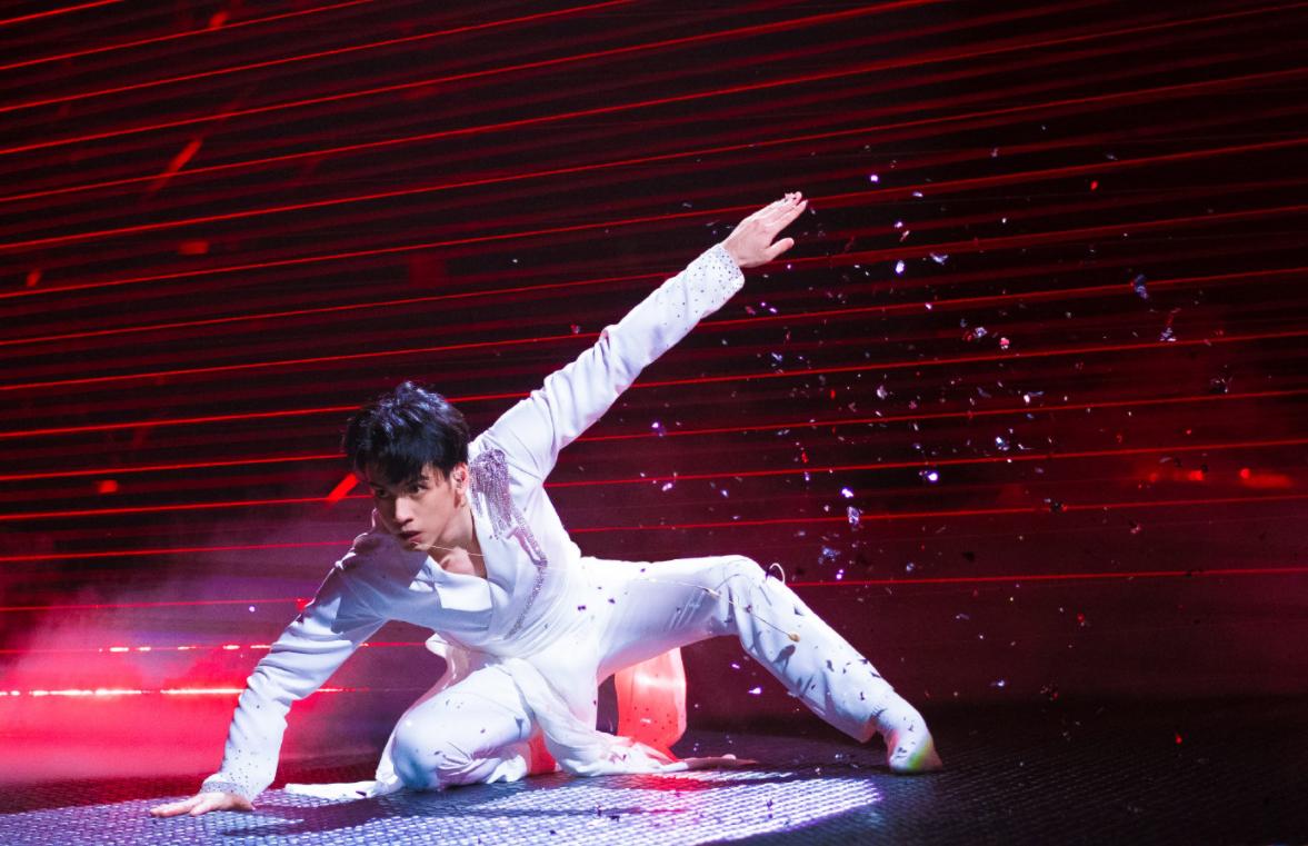 He and Yang Yang are classmates of military art, leading the dance in ...
