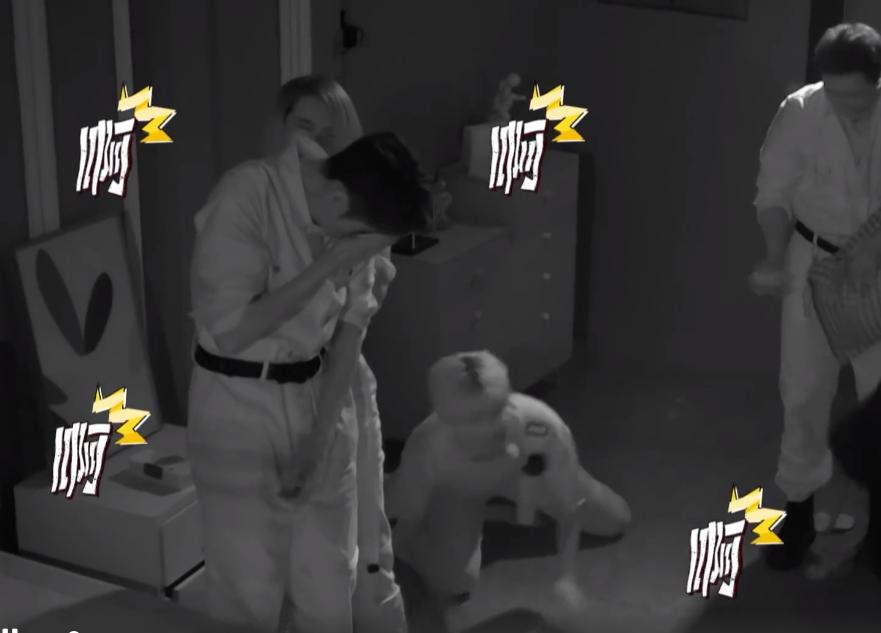 In "Jingqi Quest Night", Qi Wei was so scared that she covered her face ...