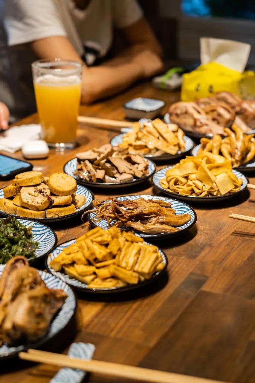The best place for duck necks is in the Wuhan people's braised pot - iNEWS