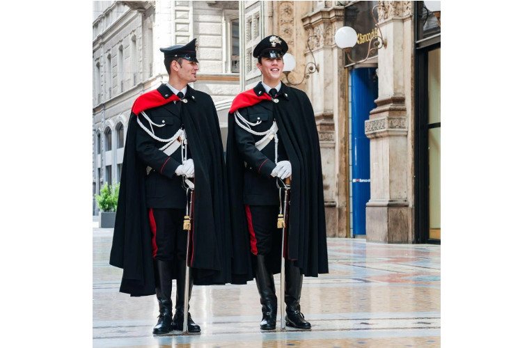 Which country's police uniforms look good? Italian police cape, red ...