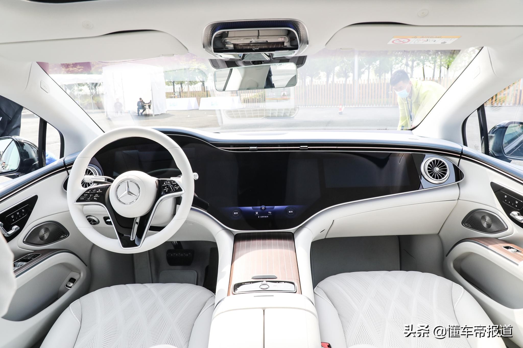 Does it cost 680 to play Tetris in Mercedes-Benz a year?EQS pushes new ...
