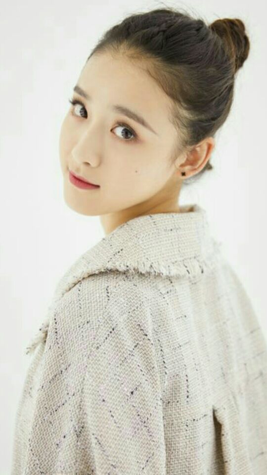 Beautiful actress Yang Qiru has a beautiful photo, a fuchsia suit with ...