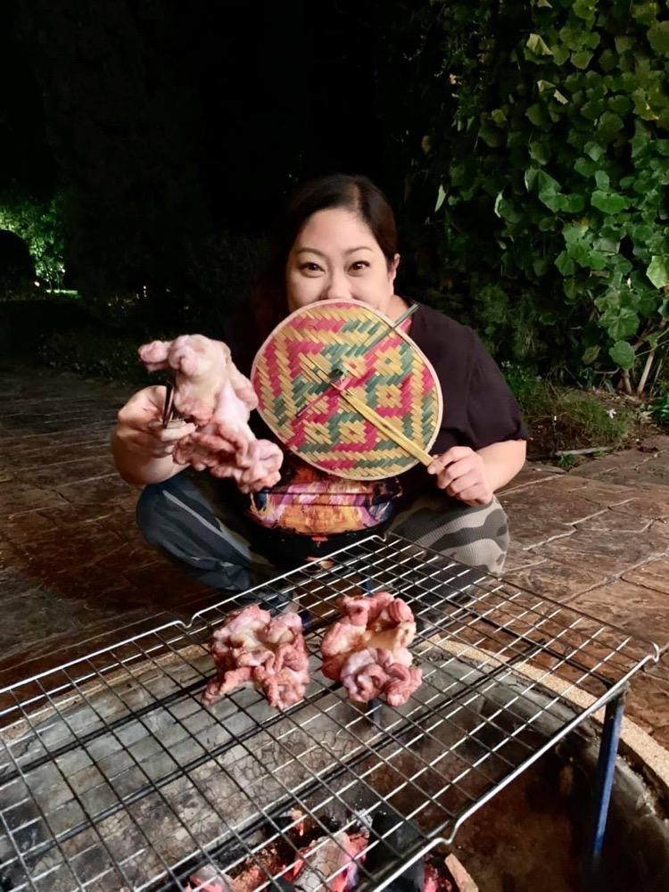 Thai princess wears Adidas slippers and squats on the ground to eat barbecue, like a spiritual ...