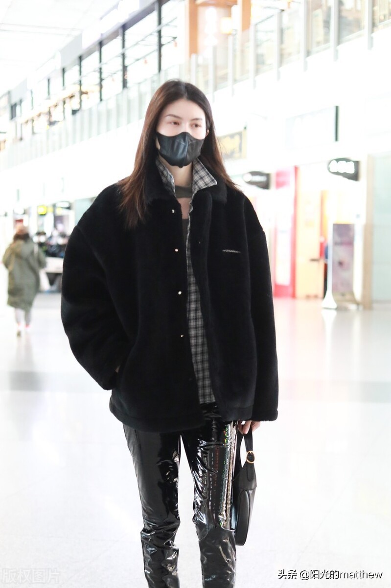 He Sui dresses casually in leather pants and plaid shirt, and walks in ...