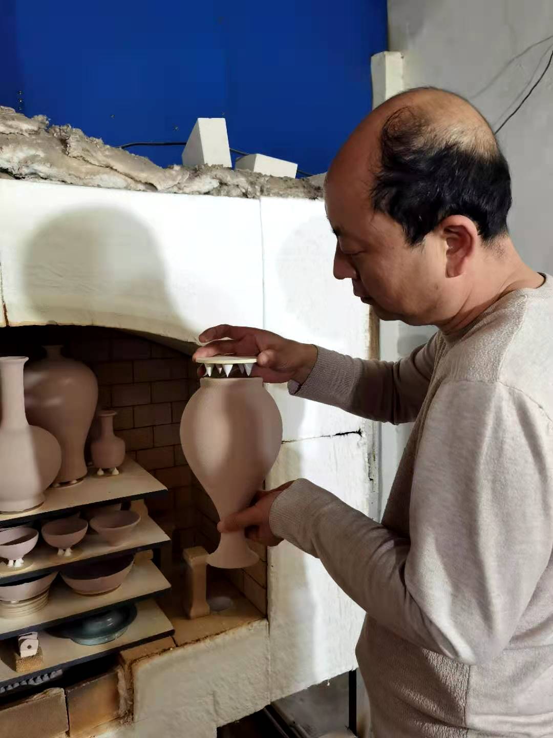 Zhao Yanlin: Focus on the traditional skills of Ru porcelain, never forget the original ...