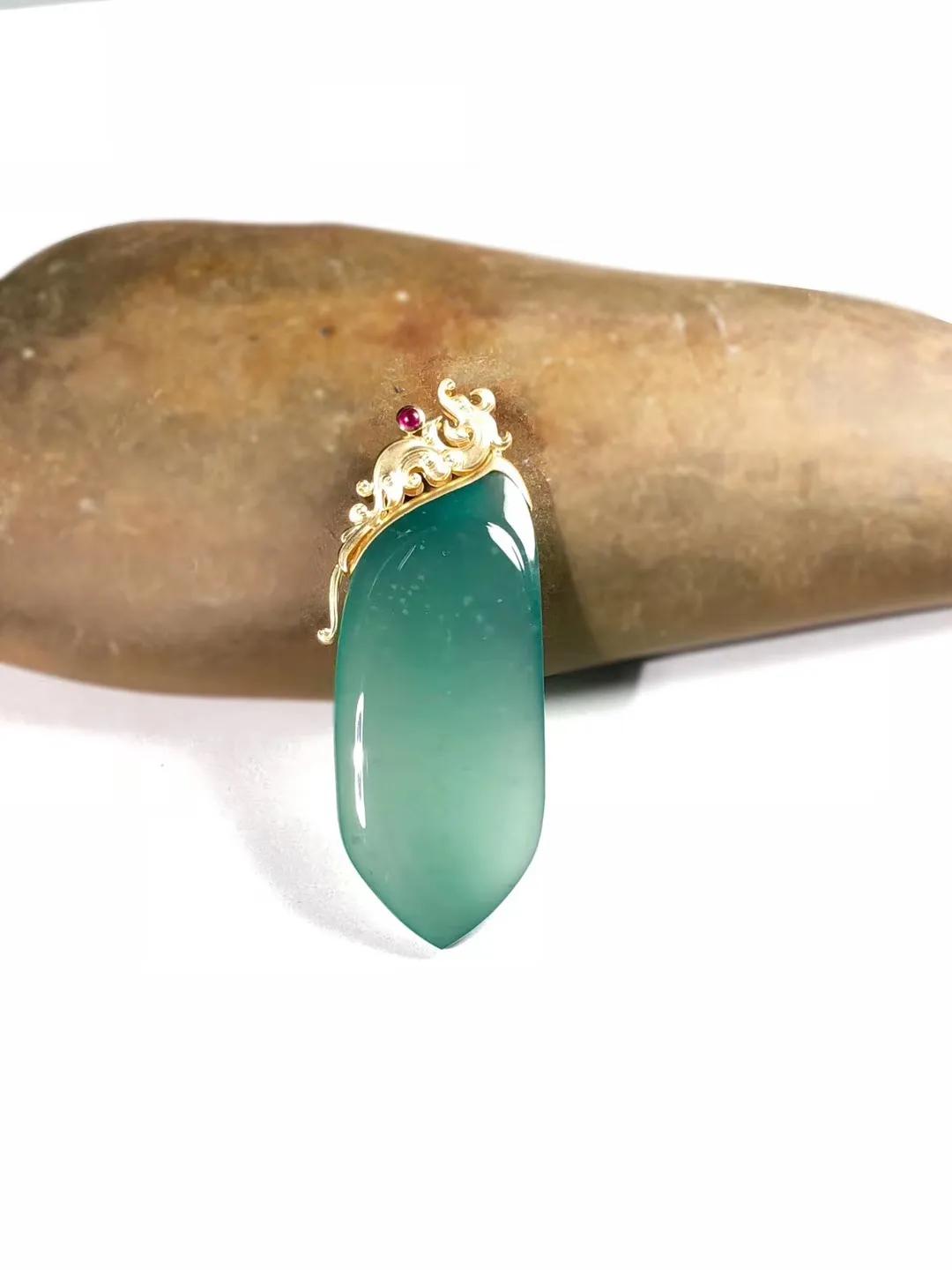 The Smurfs in the Emerald!What the hell is the blue water jade? - iNEWS