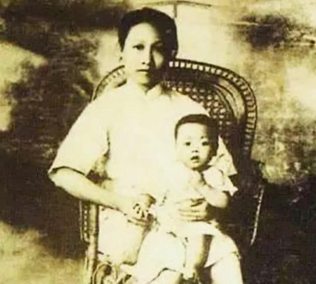 The pride of Sichuan people: Zhao Yiman, a native of Yibin, holds up ...