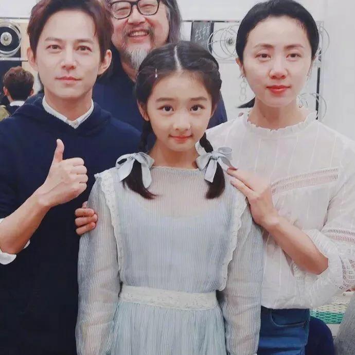 Huang Duoduo appeared at the airport, with fair and supple skin, and ...